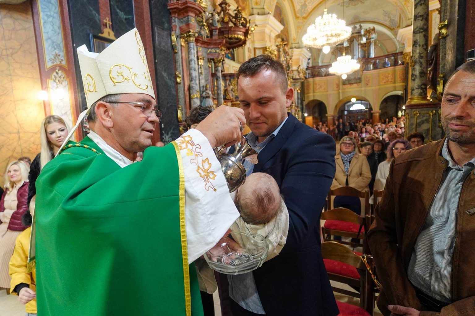 Krštenje šestog djeteta roditelja Sabljak u našičkoj Župi sv. Antuna ...